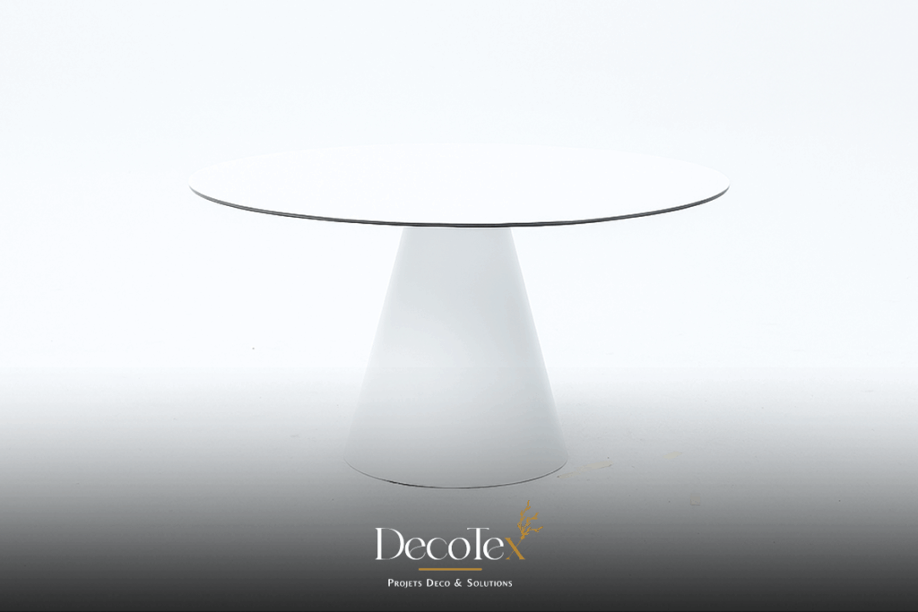 La table est en acier peint avec un plateau en compact.